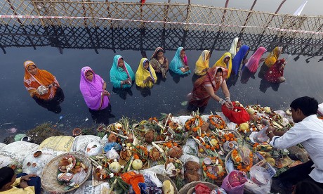 Indian Hindu Devotees Worship Setting Sun Editorial Stock Photo - Stock ...