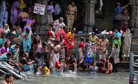Indian Devotees Perform Holy Ablutions Trimbakeshwar Editorial Stock ...