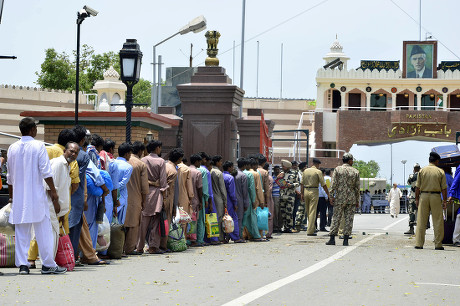 Released Pakistani Prisoners Queue Before Crossing Editorial Stock ...
