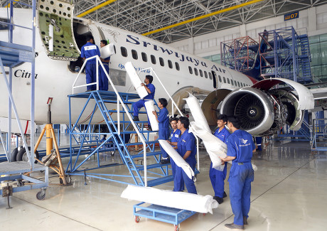 Epa04953889 Indonesian Airplane Technicians Work New Editorial Stock ...