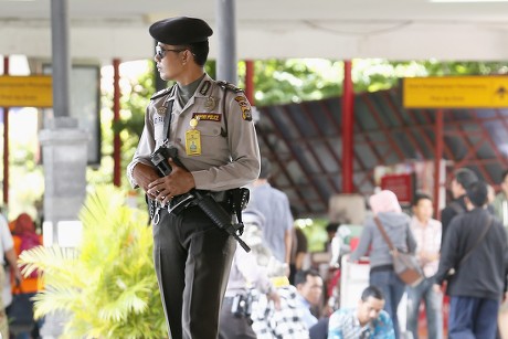Indonesian Police Officer Stands Guard Balis Editorial Stock Photo ...