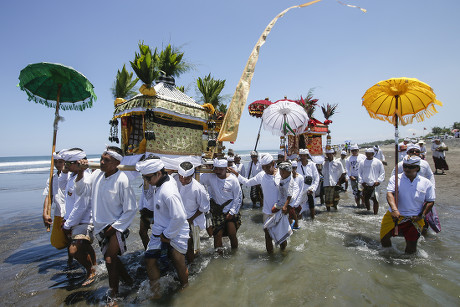 Balinese Hindu Devotees Carry Pratima Symbol Editorial Stock Photo ...