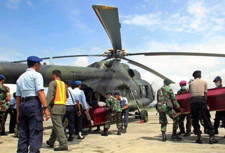 Indonesian Rescuers Unload Bodies Victims Trigana Editorial Stock Photo ...