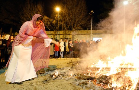 Young Iranian Zoroastrian Women Wearing Traditional Editorial Stock ...