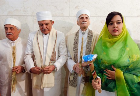 Young Iranian Zoroastrian Girl Wearing Traditional Redaktionelles ...