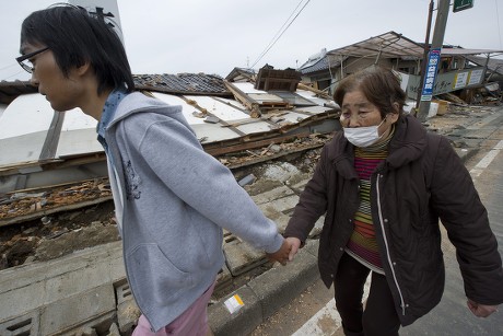 Earthquake Victims Walk Towards Earthquake Evacuation Editorial Stock ...