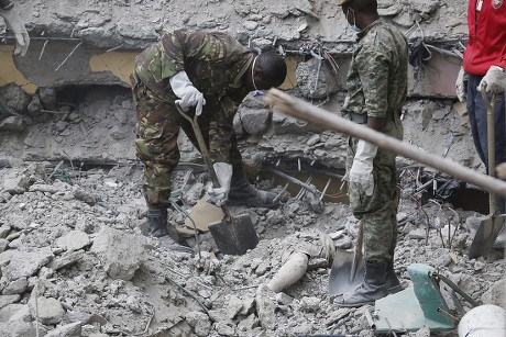 Kenyan Soldiers Dig Through Rubbles Remove Editorial Stock Photo ...