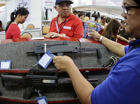 Filipinos Examine Firearms Displayed Sale 23rd Editorial Stock Photo ...