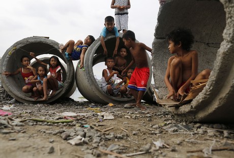 fotos de 0628 Filipino Children Rest Amongst Culverts - Foto de stock ...
