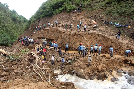 Filipino Rescuers Volunteers Clear Debris Mud Editorial Stock Photo ...