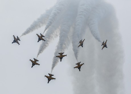 15 Acrobatic maneuver Stock Pictures, Editorial Images and Stock Photos ...
