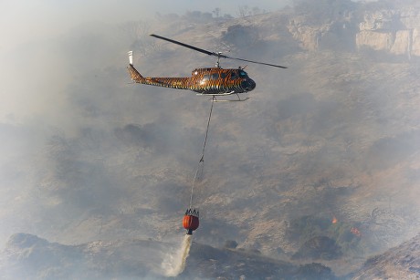 Fire Fighting Helicopter Flies Through Thick Redaktionelles Stockfoto ...