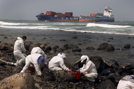 Workers Collect Oil Spilled Taiwanese Container Editorial Stock Photo ...