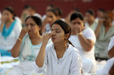 Indian Women Perform Anuloma Viloma Pranayama - Foto de stock de ...