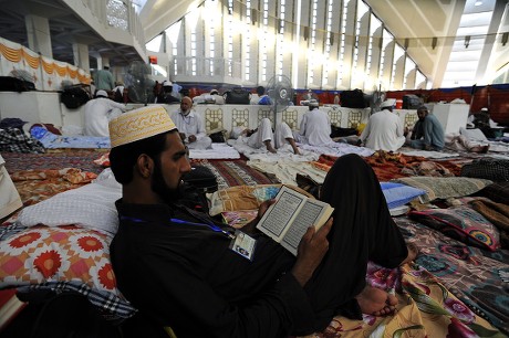 Pakistani Muslims Pray During Itikaf Worship Editorial Stock Photo ...