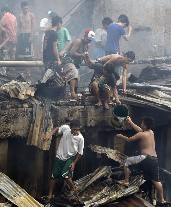 Filipino Residents Collect Water Following Fire Editorial Stock Photo ...