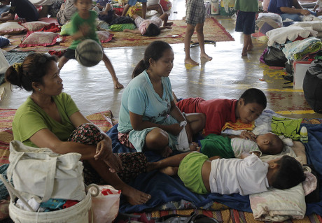Filipinos Evacuated Floodprone Areas Gathered Covered Editorial Stock ...
