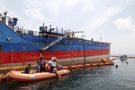 Filipino Divers Prepare Descend Into Waters Editorial Stock Photo ...