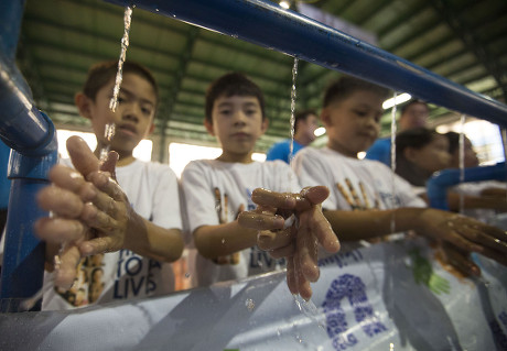 Filipino Students Practice Proper Hand Washing - Foto de stock de ...