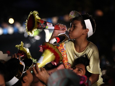 Thousands Filipino Simultaneously Blow Their Torotot Editorial Stock ...