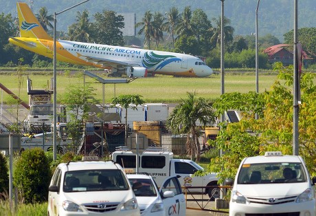 Filipino Airport Crew Examine Cebu Pacific Editorial Stock Photo ...