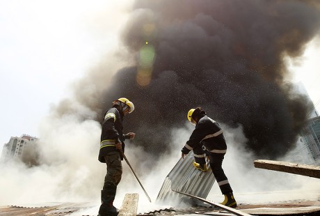 Filipino Firefighters Tries Control Burning Shanty Editorial Stock ...