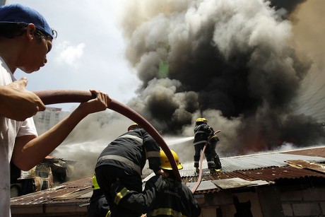 Filipino Firefighters Tries Control Burning Shanty Editorial Stock ...