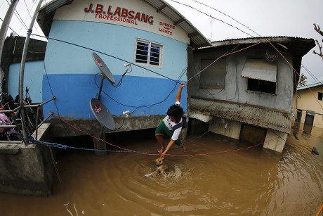 Filipino Typhoon Victim Crosses On Rope Editorial Stock Photo - Stock ...