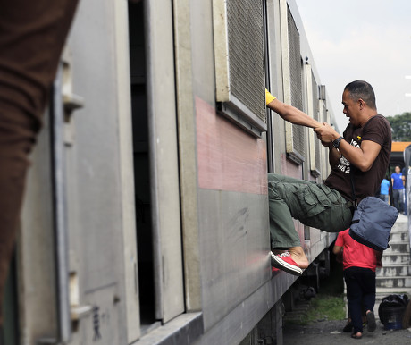 Filipino Passenger Boards Train Station Taguig Editorial Stock Photo ...