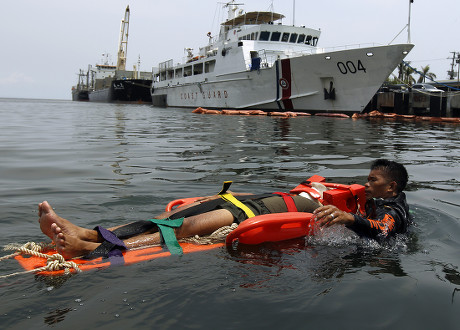 Philippine Coast Guard Rescuer Pulls Simulated Editorial Stock Photo ...