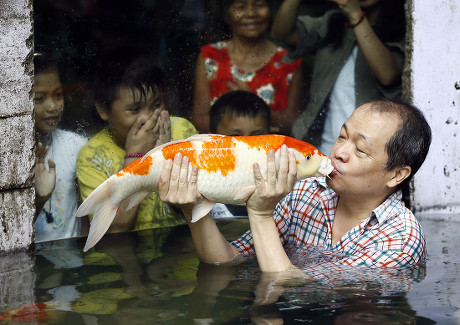 Filipino Zoo Owner Manny Tangco Kisses Editorial Stock Photo - Stock ...
