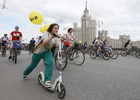 Moscovites Ride Their Bicycles During Moscow Editorial Stock Photo ...