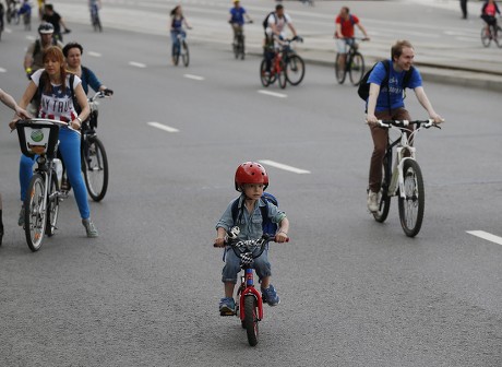 Moscovites Ride Their Bicycles During Moscow Editorial Stock Photo ...