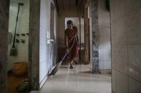 INDIAN HOUSEMAID WORKS RESIDENTIAL BUILDING MUMBAI Editorial Stock ...