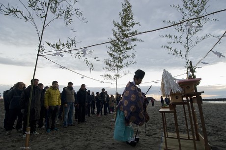 Japanese Shinto Priest Performs Purification Ceremony Editorial Stock ...