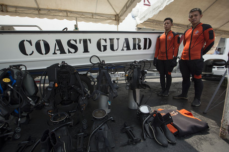 Filipino Divers Stand Next Their Diving Editorial Stock Photo - Stock ...