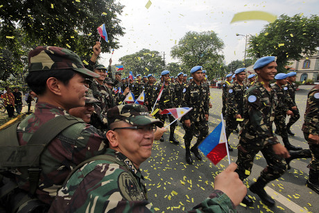 fotos de Filipino Soldiers Wave Philippine Flags Cheer - Foto de stock ...