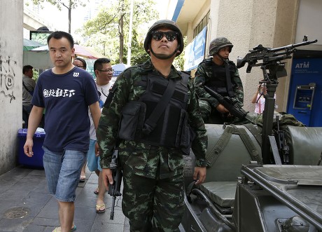 Chinese Tourists Walk Past Soldiers Guarding Editorial Stock Photo ...