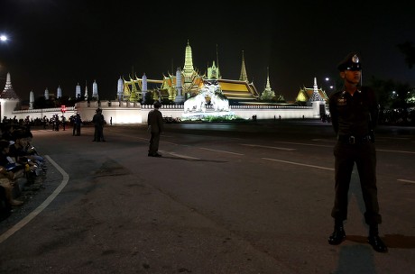Thai Mourners Wait Motorcades Royal Family Editorial Stock Photo ...