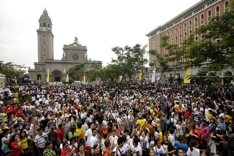 Filipinos Gather Outside Manila Cathedral After Editorial Stock Photo ...