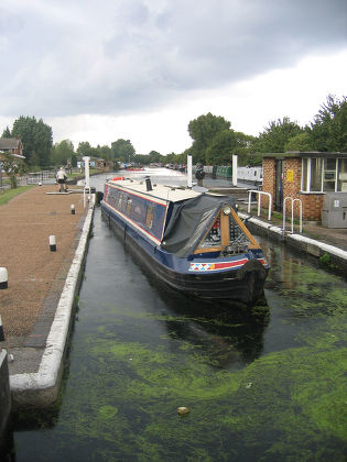 Narrow Boat Entering Stonebridge Lock London Editorial Stock Photo ...