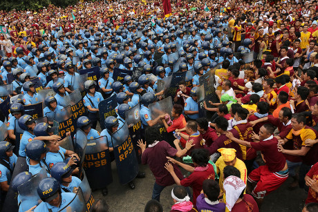 Filipino Antiriot Police Try Block Devotees Editorial Stock Photo ...