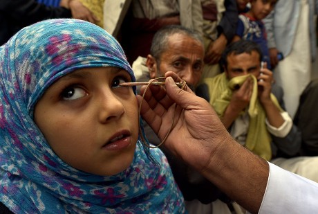 Yemeni Expert Applies Traditional Cosmetic Kohl Editorial Stock Photo ...