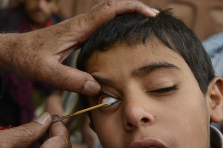 Yemeni Expert Unseen Applies Traditional Cosmetic Editorial Stock Photo ...