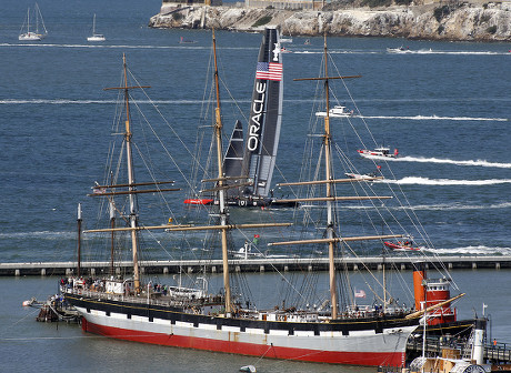 Oracle Team Usa Sails Past Balclutha Redakční stock fotografie – stock ...