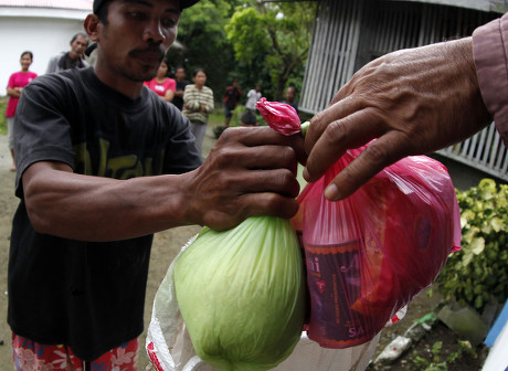 Indigenous Filipino Agta Tribe Recieves Bag Editorial Stock Photo ...