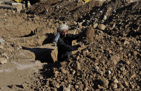 Yemeni Men Dig Graves Waiting Bury Editorial Stock Photo - Stock Image ...