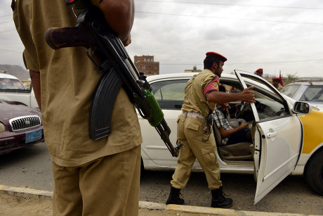 Yemeni Soldiers Check Cars Checkpoint Day Editorial Stock Photo - Stock ...