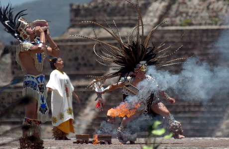 Man Dressed Traditional Aztec Outfit Lights Editorial Stock Photo ...