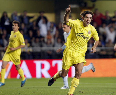 Villarreals French Midfielder Robert Emmanuel Celebrates Editorial ...